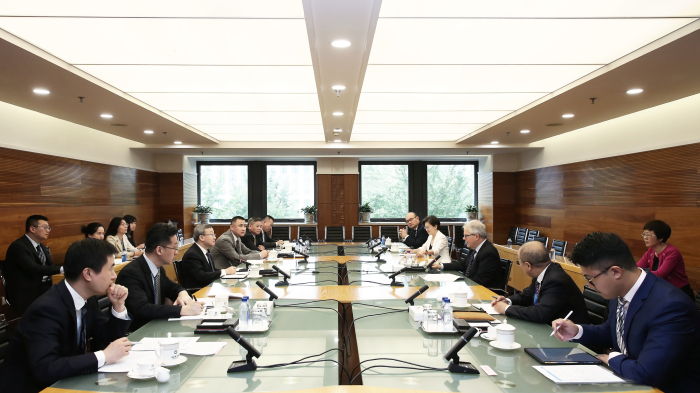 7月8日，商务部国际贸易谈判代表兼副部长王受文在京会见英特尔公司全球副总裁兼首席政府事务官安德鲁斯